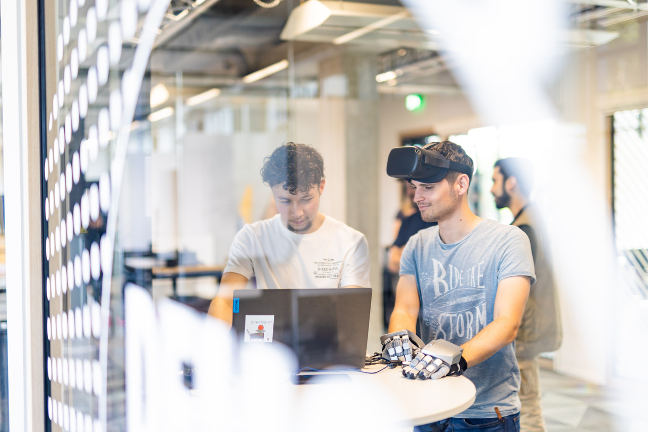 Fontys ICT deelt bevindingen na drie jaar hybride leren - HBO-i stichting